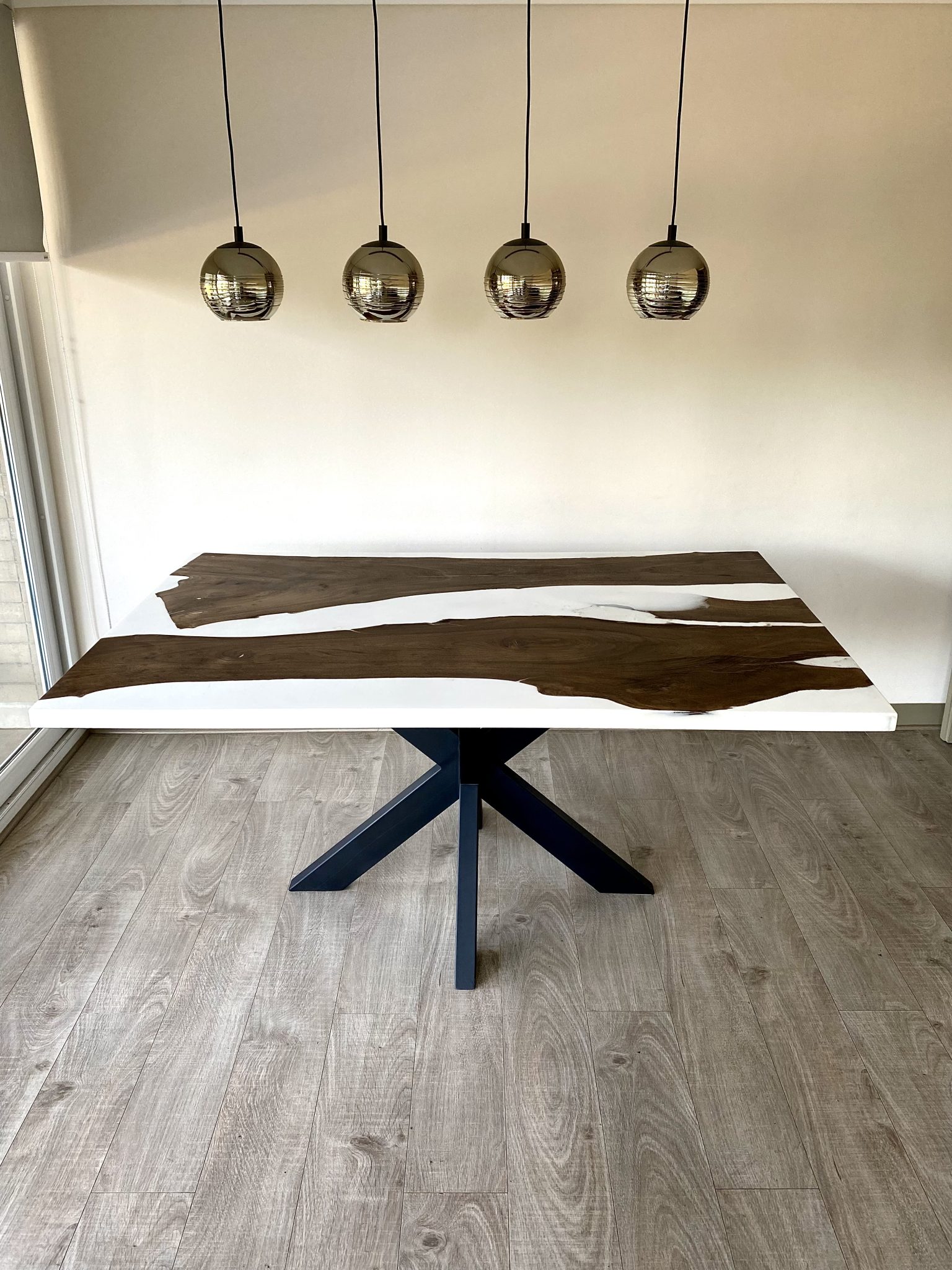 Mesa nogal y resina Epoxy – Muebles Máximo Diseño